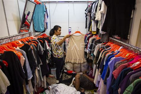 BELANJA PAKAIAN BEKAS DI PASAR SENEN ANTARA Foto