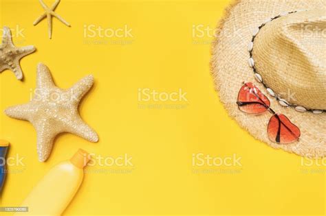 중앙에 복사 공간이있는 노란색 배경의 불가사리 자외선 차단제 모자 및 분홍색 선글라스 0명에 대한 스톡 사진 및 기타 이미지