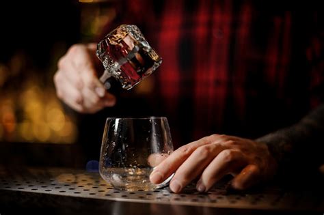 바텐더는 제임스 쿡 칵테일을 준비 하는 유리에 얼음 큐브를 퍼 팅 각얼음에 대한 스톡 사진 및 기타 이미지 각얼음 가득 찬 가죽 Istock