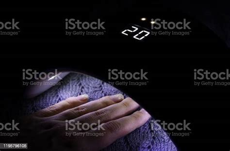 소녀는 건조 젤 매니큐어를위한 자외선 램프 매니큐어와 손을 건조 젤네일 폴리쉬에 대한 스톡 사진 및 기타 이미지 젤네일