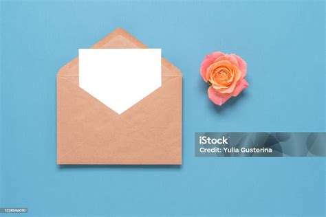 파란색 종이 배경의 공예 봉투에 빈 카드 모형 웨딩 문구 최소한의 템플릿 상단 보기 플랫 레이 0명에 대한 스톡 사진 및 기타 이미지 Istock