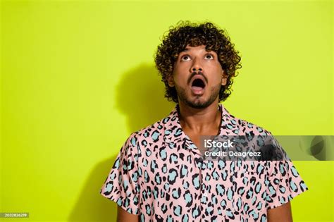 잘 생긴 젊은 남자의 사진 초상화는 노란색 배경에 고립 된 유행 표범 무늬 의상을 입고 빈 공간을 착용 충격을 받았습니다 20 24세에 대한 스톡 사진 및 기타 이미지