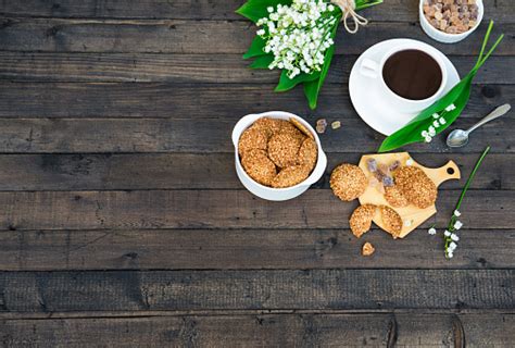 아침 식사입니다 컵의 커피 설탕 및 어두운 갈색 바탕에은 방울 꽃의 부케와 함께 참 깨 쿠키 여자 어머니 날 생일 파티에 대 한 인사말입니다 공간 복사 0명에 대한 스톡