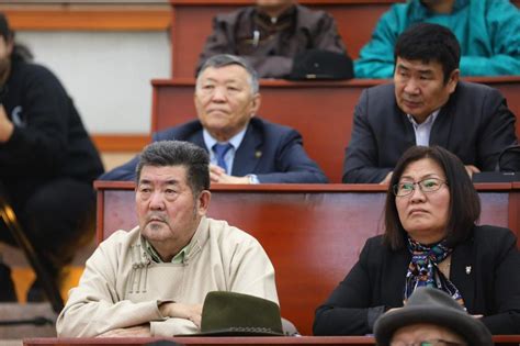 “Монголын нууц товчоон” ыг дэлгэрэнгүй тайлбартайгаар бүтээлээ Монгол Улсын Ерөнхийлөгчийн