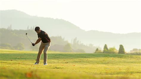 골퍼 스포츠 코스 골프 볼 페어웨이 녹색 잔디에 게임 골프 티를 재생 하는 사람들 라이프 스타일 남자 여름에 아시아 남자 선수 게임 샷 야외에서 건강하고 스포츠 건강한 생활