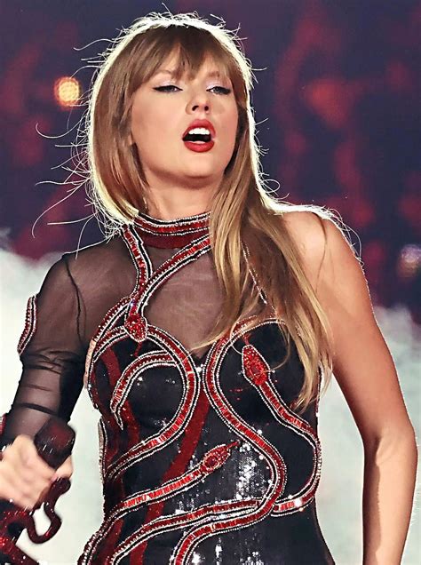 Taylor Gets Swift Kick In The Butt Globe Us Celebrity Read This Story On