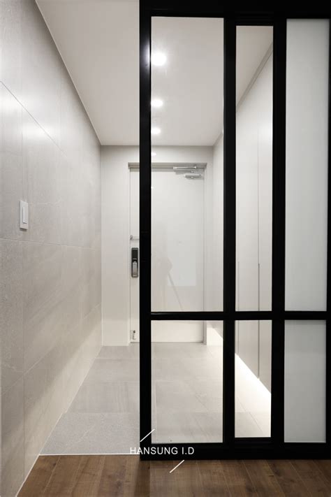현관 인테리어디자인 현관 중문 현관 신발장 인테리어 나무 목재 원목 간살도어 아치도어 라운드도어 철제 골드 브론즈