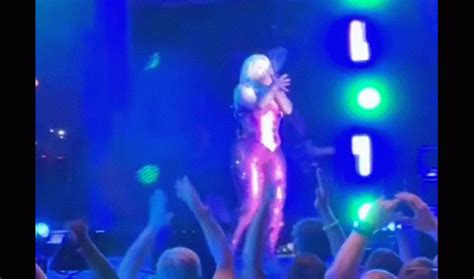 Bebe Rexha Goditet Me Telefon Në Fytyrë Pasi Bëri Simbolin E Shqiponjës Me Duar Në Skenë Video