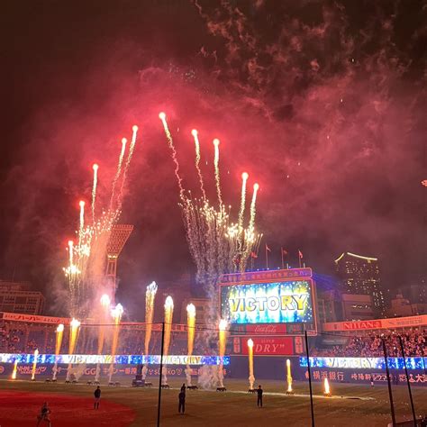 横浜頂戦 昨日のナイター戦を観戦しました！ まさにvictoryでした🎆 暖かくなってきて、夜風が気持ち良い日でしたね🌕 横浜モアーズは