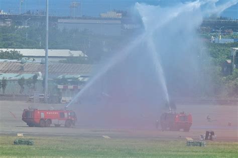 漢光演習19日桃園機場反空機降預演 軍事迷爭睹卡位搶拍照 政治 三立新聞網 Setncom