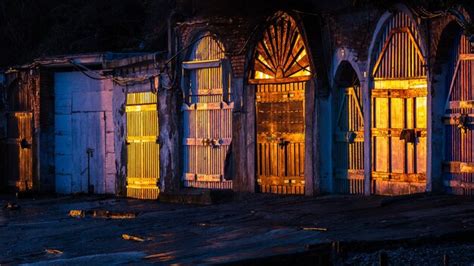 Antiguo Edificio Abandonado Por La Noche Foto Premium