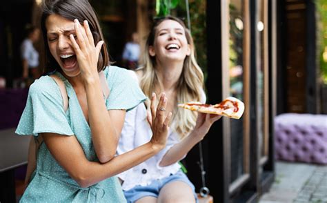 글루텐 불내성으로 인해 건강에 해로운 패스트 푸드를 거부하는 여성 거절하기에 대한 스톡 사진 및 기타 이미지 거절하기 반죽 주식 가냘픈 Istock