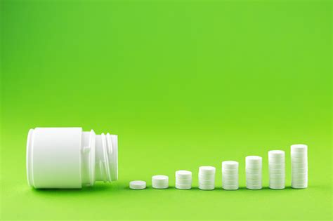 흰색 알 약 및 녹색 배경 복사 공간에 병의 피라미드 개념을 닫습니다 전경 부드러운 Bokeh에 초점 약국 약국 개념 0명에 대한 스톡 사진 및 기타 이미지 Istock