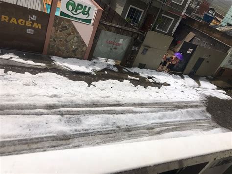 Chuva De Granizo Quebra Telhados E Deixa Ruas Cobertas De Gelo Em