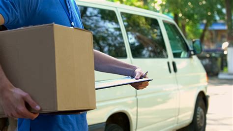 검사 클라이언트 양식 골 판지 상자를 들고 택배 익스프레스 배송 서비스 검사 보기에 대한 스톡 사진 및 기타 이미지 검사 보기 남성 남자 Istock