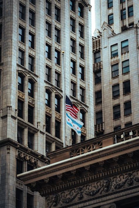 거리 건물 건물 외관 건축 고전 건축 고전적인 디자인 고층 건물 국가의 자존심 깃발 깃발 표시 도시 도시 건축 도시 경관 도시 랜드 마크 도시 전경