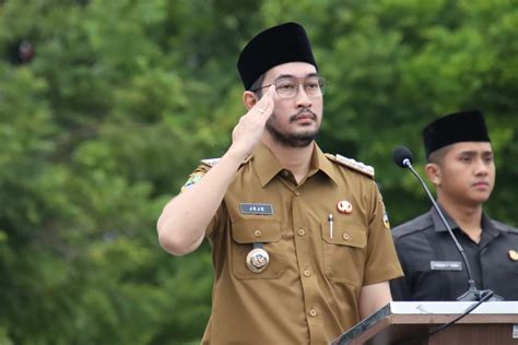 Jeje Ritchie Ismail Tampil Berwibawa Dengan Seragam Pns Satumediaid
