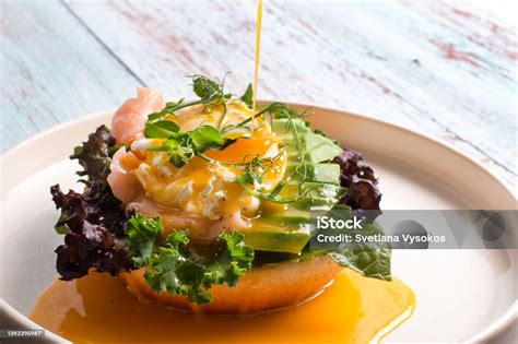 연어와 아보카도를 곁들인 데친 달걀을 곁들인 레스토랑 요리 Brioche 채소가 들어간 맛있는 빵 0명에 대한 스톡 사진 및