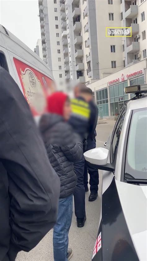 Publika ⭕ პოლიციელებმა სავარაუდოდ დისტრიბუტორი შვილის წინ დააკავეს ვიდეოს სოციალურ ქსელში
