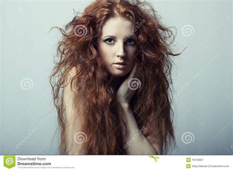 Retrato De Una Mujer Redheaded Hermosa Joven Imagen De Archivo Imagen