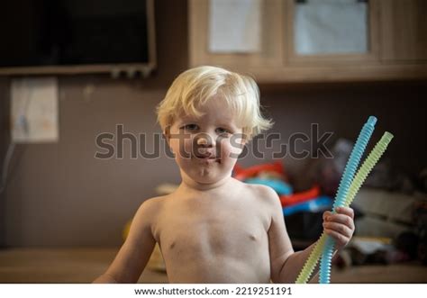 Photo de stock Un petit garçon nu s est sali 2219251191 Shutterstock