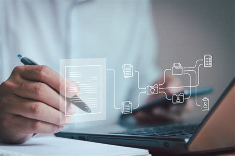 전자 문서 아이콘 전자 서명 전자 서명 전자 문서 계약 관리 온라인 문서 데이터베이스 및 종이 없는 사무실 개념이 있는 랩톱 컴퓨터에서 작업하는 사업가 개념에 대한 스톡