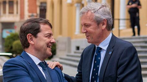 Mañueco orgulloso de Rueda y Feijóo tras los resultados en Galicia y