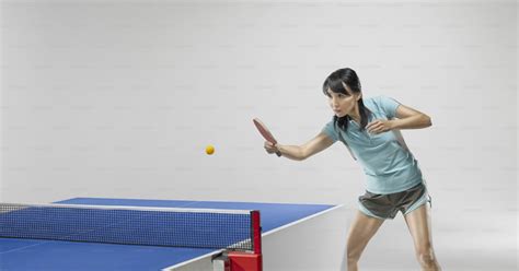 라켓으로 테니스 공을 치는 여자 사진 Unsplash의 스포츠 이미지