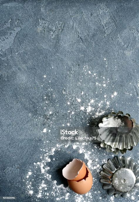 베이킹 어두운 배경에 회색 슬레이트 또는 돌 테이블과 주방 소품 날것에 대한 스톡 사진 및 기타 이미지 날것 달콤한 음식