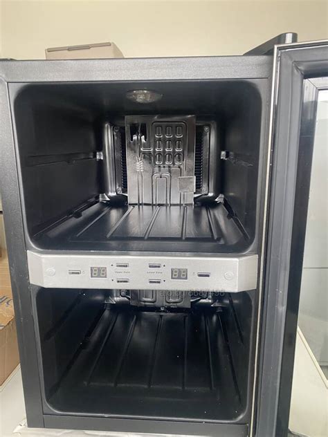 Малка хладилна витрина Bosch с мотор Хладилна витрина Bosch Черен Хладилници Фризери