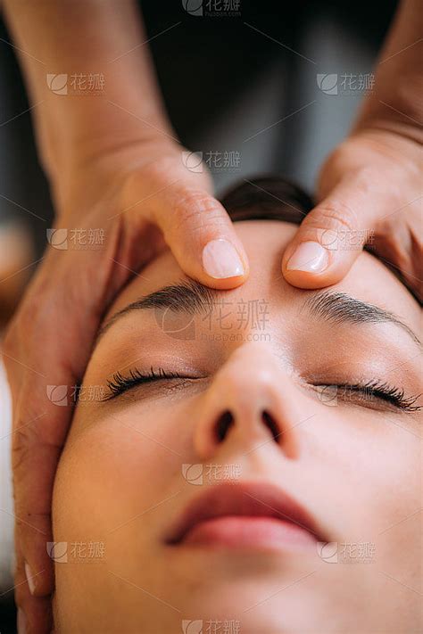 Cst治疗师按摩女人的头。颅骶的治疗按摩。