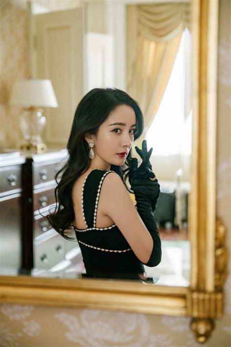 杨幂妩媚卷发搭黑色复古长裙显优雅 回眸风情万种 搜狐大视野 搜狐新闻