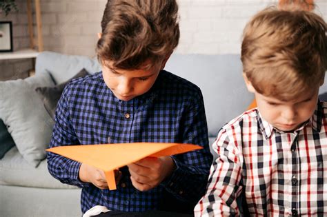 Quando Giochiamo Con Gli Aeroplani Di Carta I Bambini Ci Parlano
