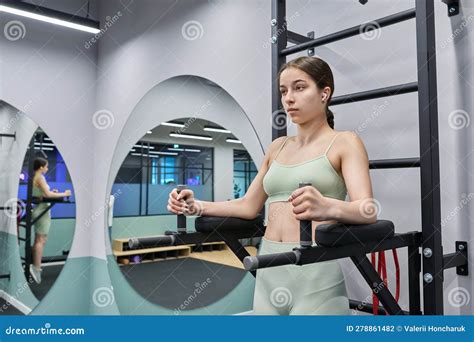 Adolescente Haciendo Ejercicios Deportivos En El Gimnasio De Un Complejo De Apartamentos Foto De