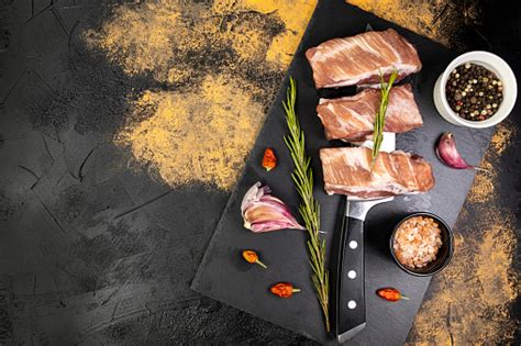 고기 테이블에 양념한 돼지 갈비와 향긋한 향신료가 있는 도마 생 돼지 갈비 평면도 텍스트 공간 0명에 대한 스톡 사진 및 기타