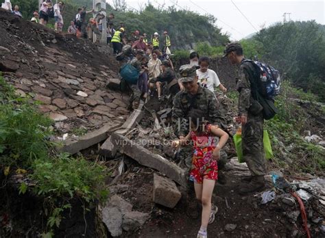 北京：武警官兵转移受困旅客 人民图片网