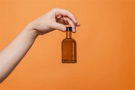 우아한 손 들고 작은 유리 빈 병 모형 오렌지 배경 화장품 영양 보충제 혼합물 알코올 패키지 텍스트를 위한 공간 개념에 대한 스톡 사진 및 기타 이미지 Istock