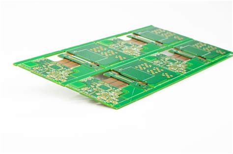 흰색 배경에 분리 된 인쇄 회로 기판 Pcb를 곱했습니다 Pcb 어셈블리 0명에 대한 스톡 사진 및 기타 이미지 0명