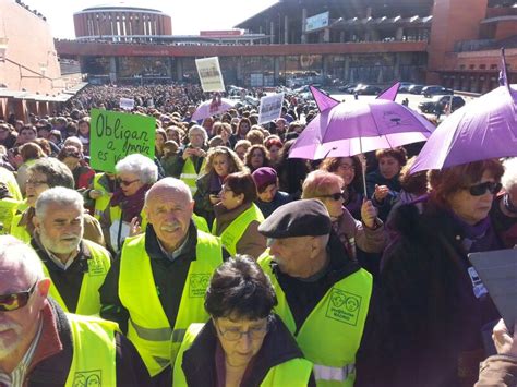 Tres Generaciones De Feministas Celebran La Retirada De La Reforma Del