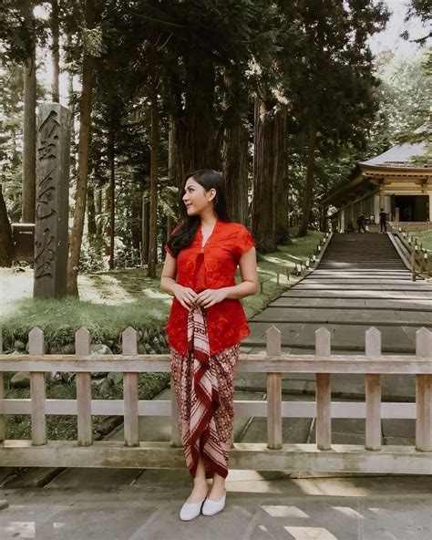 Artis Cantik Tanah Air Tampil Seksi Memikat Dalam Balutan Kebaya Merah