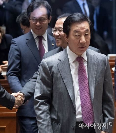 [포토] 의원총회 참석하는 김성태 원내대표