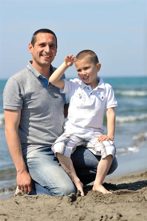Heureux Père Et Fils Samusent Et Profitent Du Temps Sur La Plage
