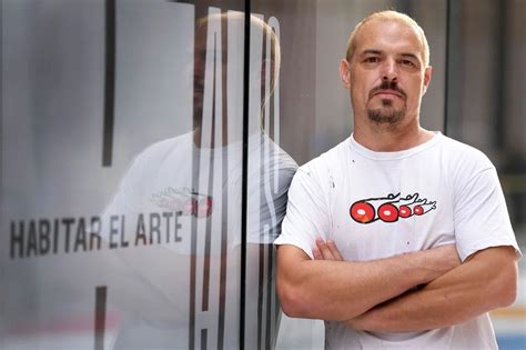 Símbolo De Renacimiento La Lagartija De Tec Se Desliza Por El Asfalto