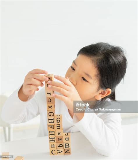 귀여운 어린 아이들은 테이블에 알파벳 블록을 진지하게 연주하고 위의 공간을 재생합니다 아시아 어린이들은 작은 학교의 교육