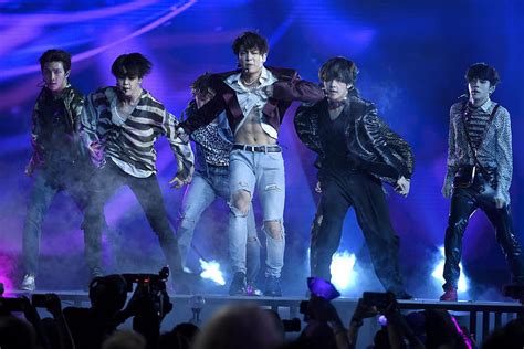 Bts Performed Their New Single Fake Love At The Billboards And Fans Went Crazy Jungkook On Fake