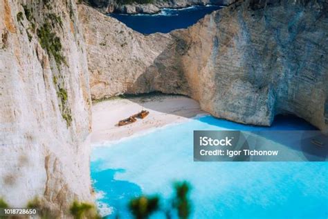 청록색 푸른 바다 물 거 대 한 하얀 절벽으로 둘러싸인 Navagio 해변에서 유명한 난파선 쟈 킨 토스 섬 그리스에서 유명한