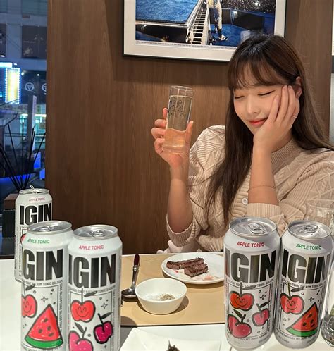 모델 강이나isfp 광고 맛있는고기에 맛있는 아이긴애플토닉☺️ 아이긴애플토닉은 충남 예산 양조장 지니스램프에서예산쌀로