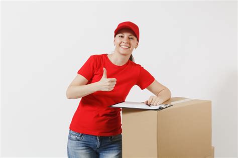 빨간 모자에 배달 여자 T셔츠는 흰색 바탕에 고립 여성 택배 종이 문서 빈 골 판지 상자에 빈 빈 시트 작성 클립보드를 들고