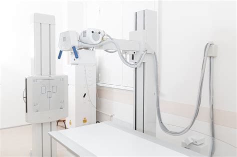 현대 병원의 엑스레이 부서 빈 침대가있는 스캔 기계가있는 방사선 실 X선 기계를 조정하는 기술자 현대 클리닉 사무실에서 가슴 심장 폐 를 스캔 0명에 대한 스톡 사진 및