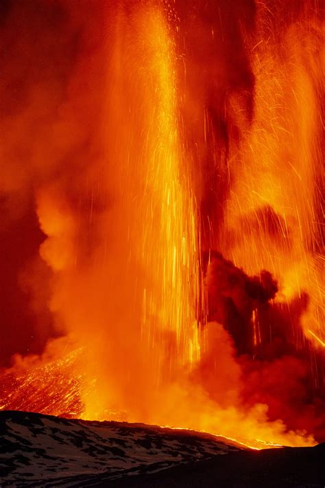 埃特納火山最近一次壯觀的噴發照亮了西西里的夜空 0x資訊